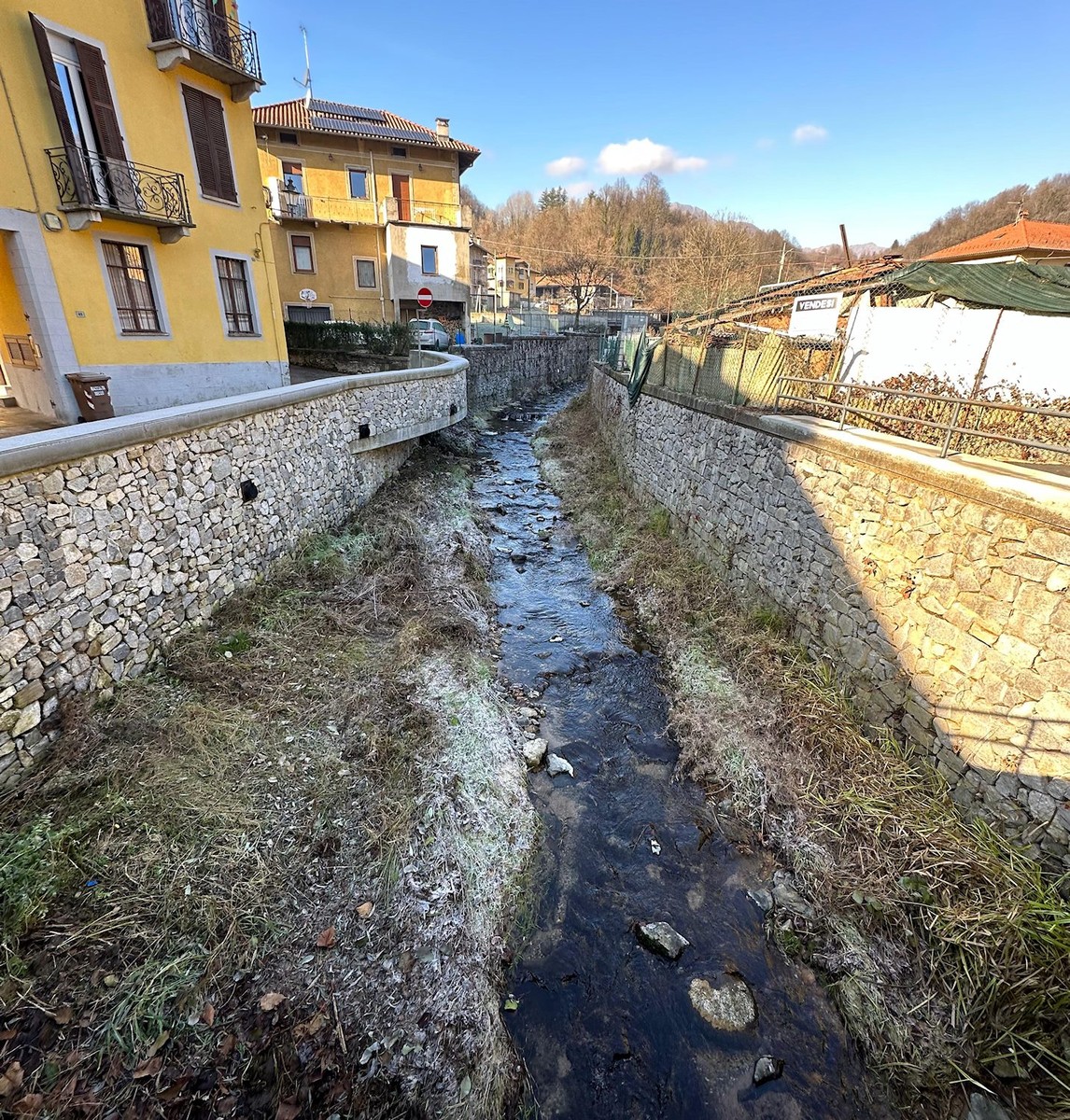 Crevacuore, intervento di pulizia dell'alveo del Rio Bodro - Newsbiella.it