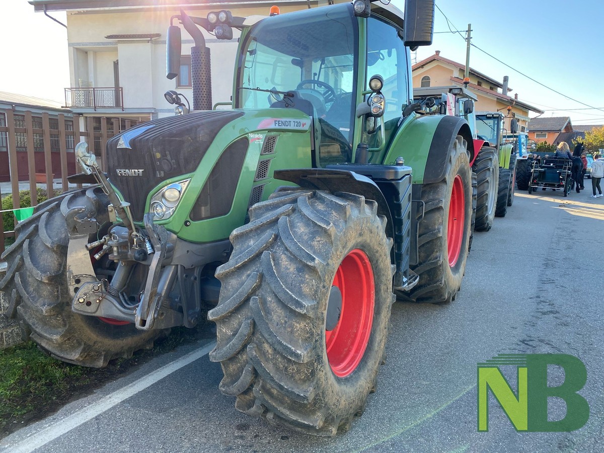Festa del Ringraziamento a Valdengo, sfilata dei trattori sulle note della Banda Filarmonica ...