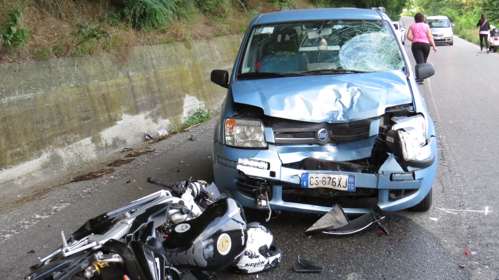 Viverone, diciassettenne si schianta con la moto contro un'auto ...