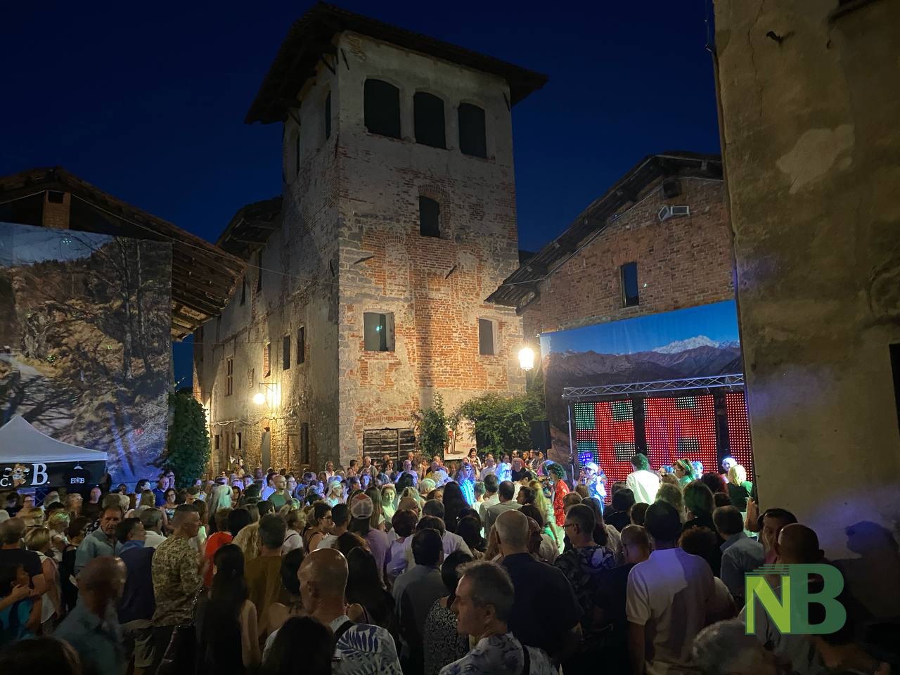 Tantissimi giovani a Candelo per la festa anni ’70 e ’80 - Newsbiella.it