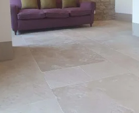 Pavimento in marmo biancone, travertino: il bello della pietra naturale ...