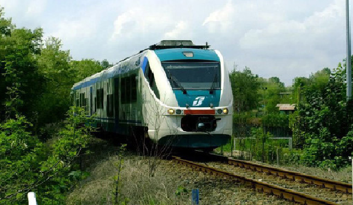 Treno fermo per un guasto al passaggio a livello, passeggero perde le ...
