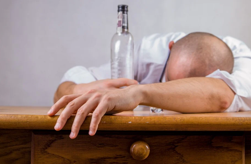 A Gaglianico ubriaco sdraiato in mezzo alla rotonda, un altro è riverso ...