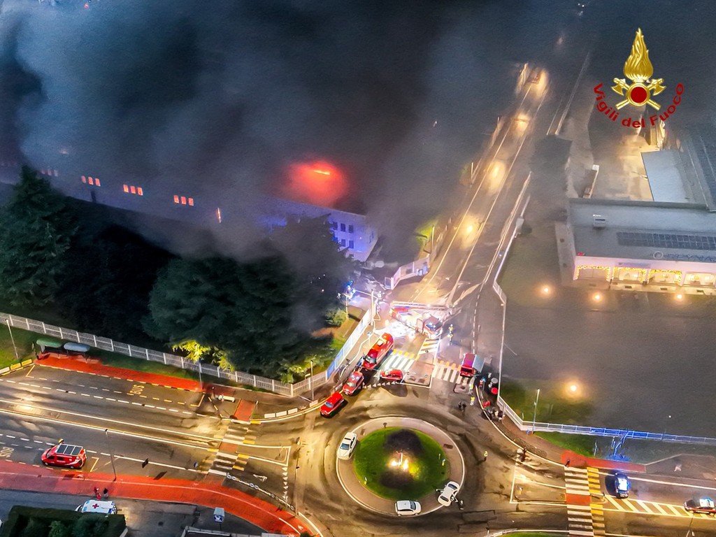 Dal Nord-ovest. Torino, a fuoco lo stabilimento Euro Stamp: proseguono ...