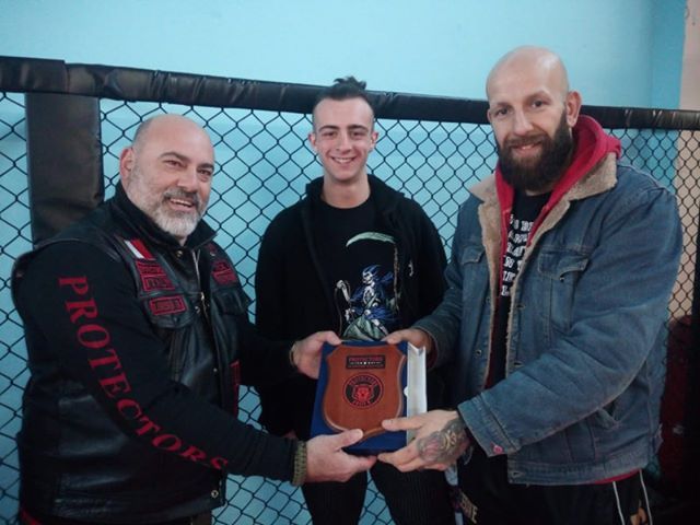 Un crest e una targa per Cristian Magro (MMA) e Dan Oren (Krav Maga ...