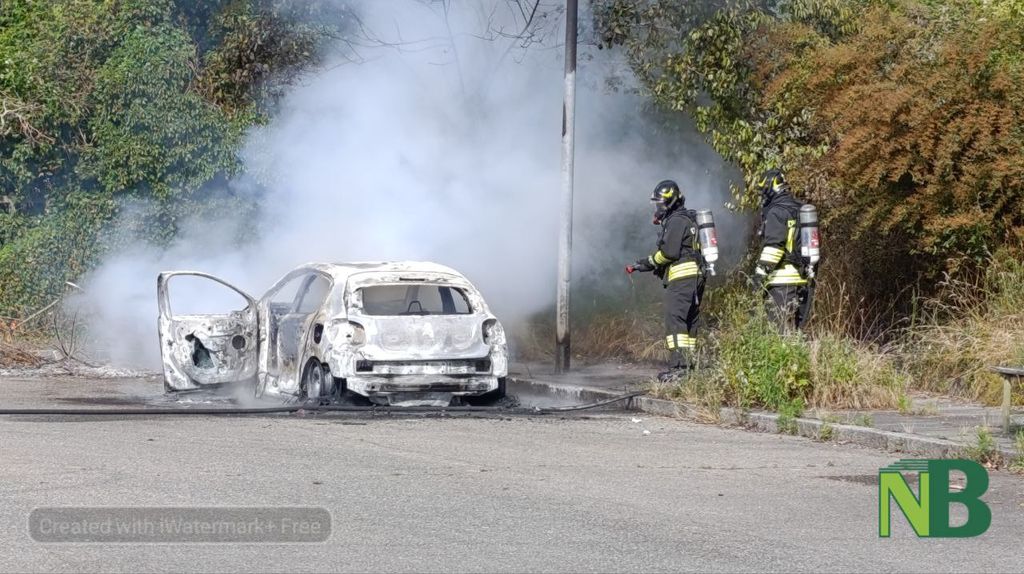 Auto a fuoco a Chiavazza, la colonna di fumo nero visibile a chilometri ...