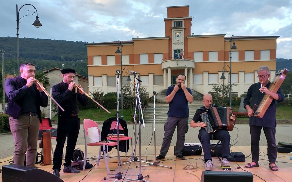 Piemontesi e Sardi di Biella e di Bollengo: incontro al suono di ...