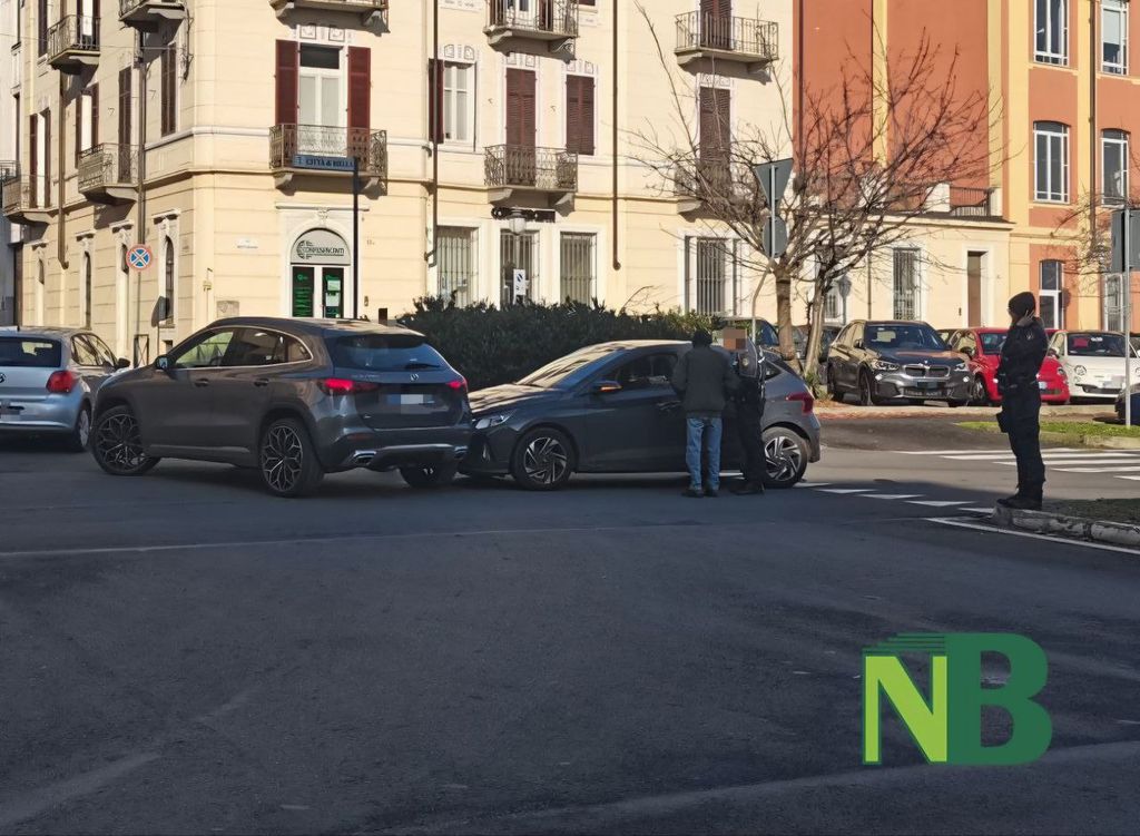 Biella, scontro fra veicoli nelle vie del centro FOTO - Newsbiella.it