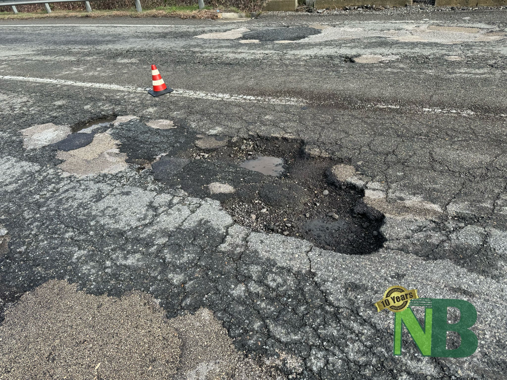 Grosse buche in strada dopo le forti piogge, sulla Tangenziale 400/a ...