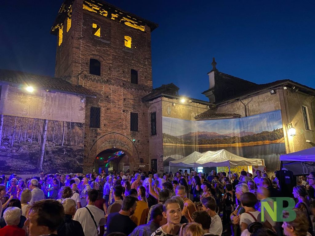 Tantissimi giovani a Candelo per la festa anni ’70 e ’80 - Newsbiella.it