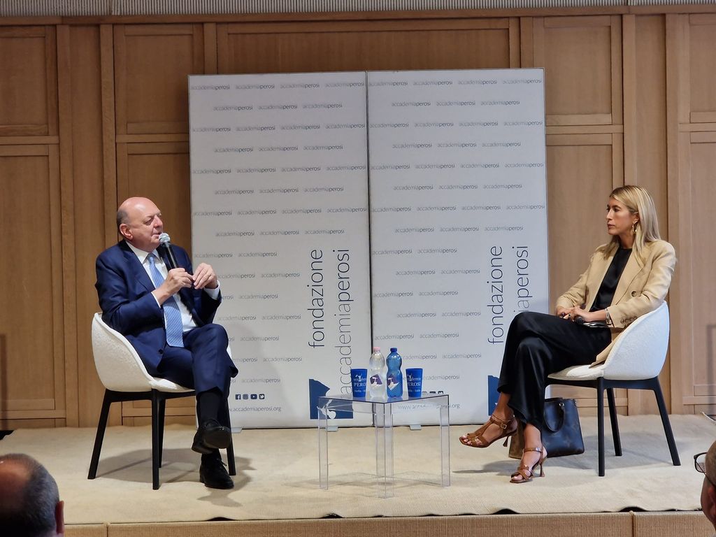 Gilberto Pichetto dialoga con la giornalista Annalisa Chirico, temi di ...