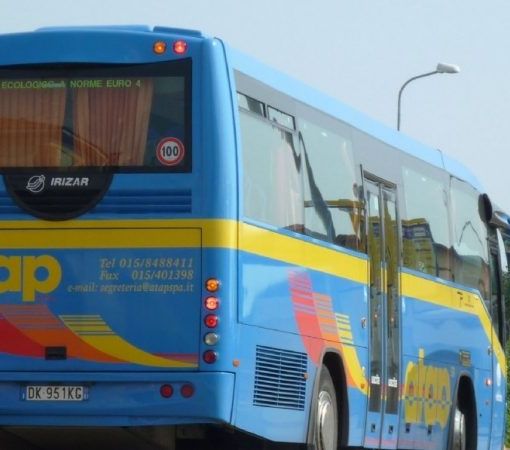 Discussione accesa su autobus tra controllore e passeggeri con ...